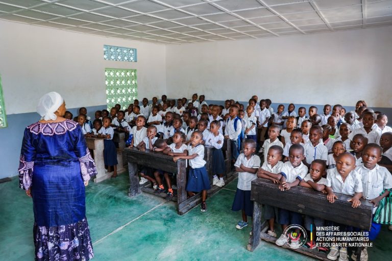 Tshopo : à Basoko, Ève Bazaiba offre des kits scolaires à 500 élèves de ...